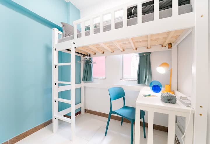 Cozy & Bright Window Bunk @Cwb, Lockhart Road 157 - Hongkong