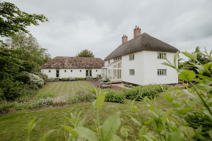 Straw Built Eco House - Sleeps 10 Guests - Marlborough