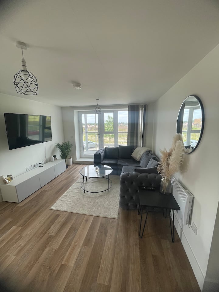 2 Bed Modern Apartment Opposite Bicester Village. - Bicester