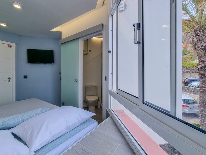 08 / Modern And Minimalist Room - Porto Moniz