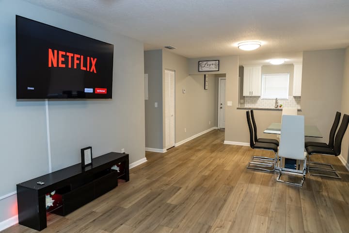 3 Bedrooms And 2 Bath Modern Vacation Gateaway - Hallandale Beach, FL