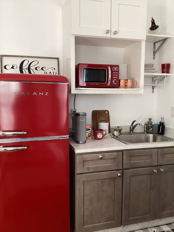 Studio W/ Parking Next To Train & Bus In Boston - Boston