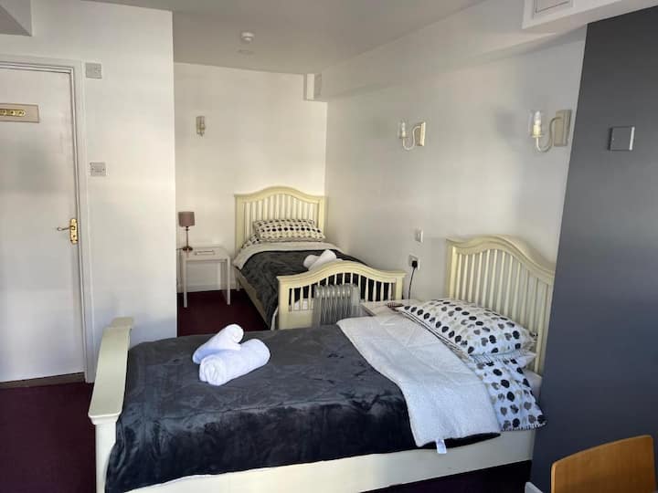 Twin Room - Ground Floor - Guernesey