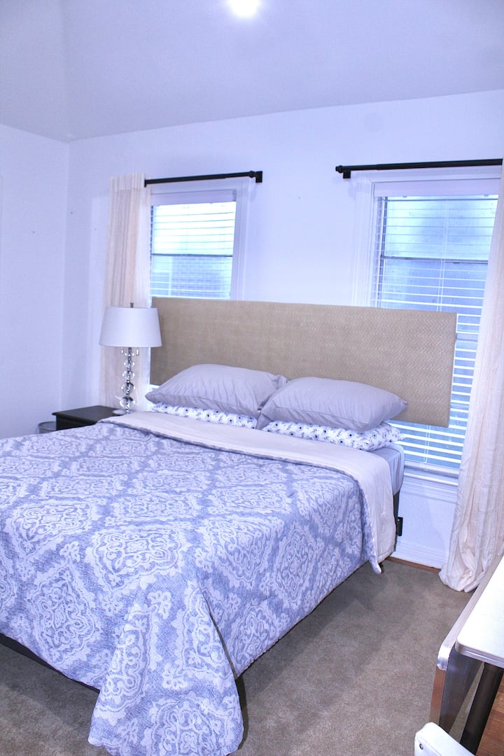 Close To Downtown Modern Bedroom - ダラス