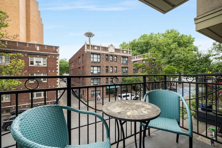 Space Needle View - Downtown Condo - University of Washington, Seattle