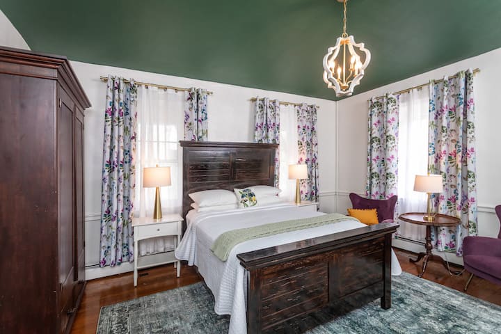 Iris Room - Harrisonburg, VA