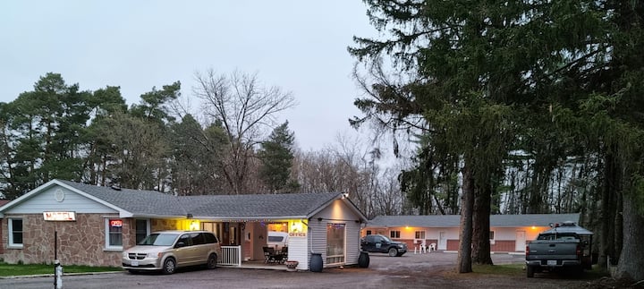 Room With 2 Queen Beds (Room No.8) - Bobcaygeon