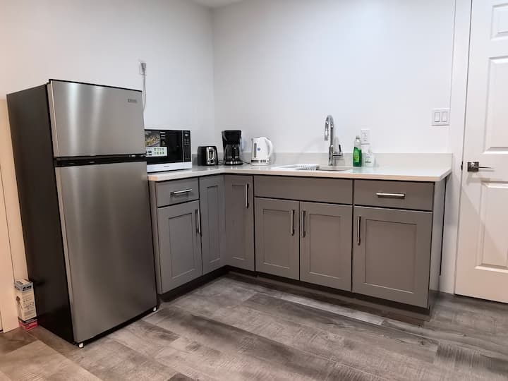 Studio Room With Private Access - New Westminster