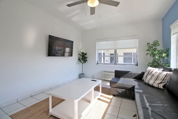 Beach For 8. Friends Or Family - Miami Beach