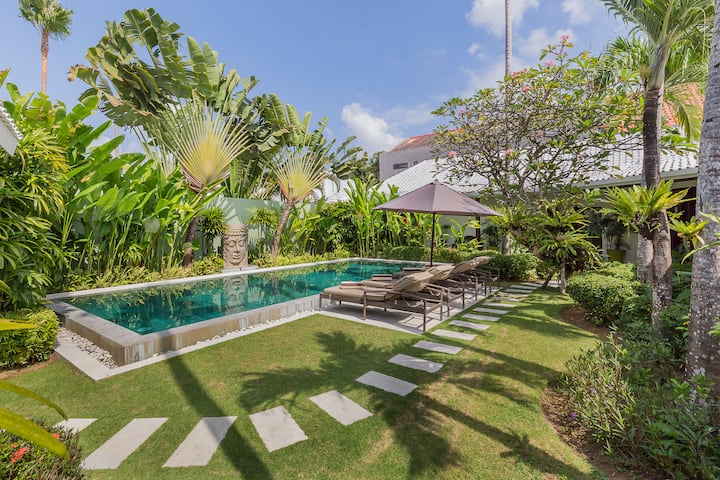4bedrs 12m Pool, 700m2 Garden With Bbq - Seminyak
