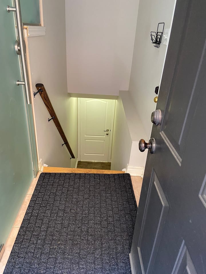 Fully Furnished Basement Suite + Free Parking - 密西沙加
