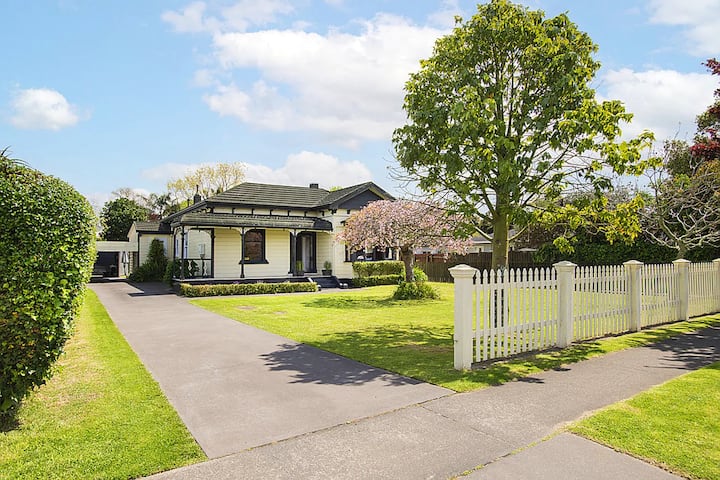Character Home - Close To Town. - Gisborne