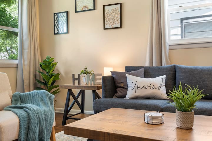 Welcoming Chic & Rustic Bungalow - Bonus Room! - Springfield, MO