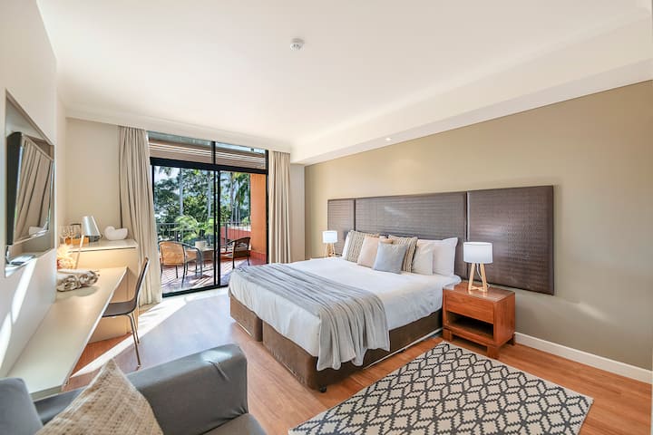 Harbourfront Resort: King Studio W/ Balcony & Pool - Darwin