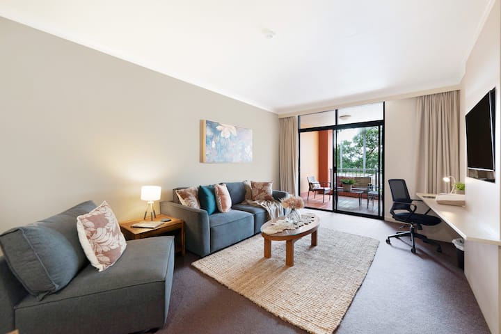 Elegant Harbourside Comfort With Alfresco Patio - Darwin
