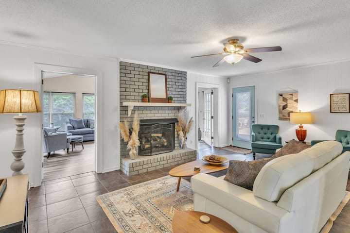 4br Stay: Pet-friendly, Sunroom, Fence & Fire Pit - Greer, SC
