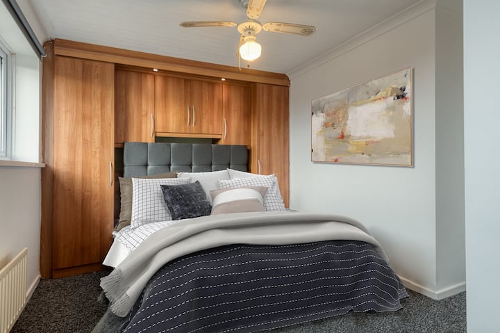 3-br House | Sleeps 7 & Driveway | Long Stays Ok - Bolton
