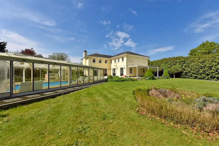 Stylish 5 Bedroom House - イギリス ビーコンズフィールド