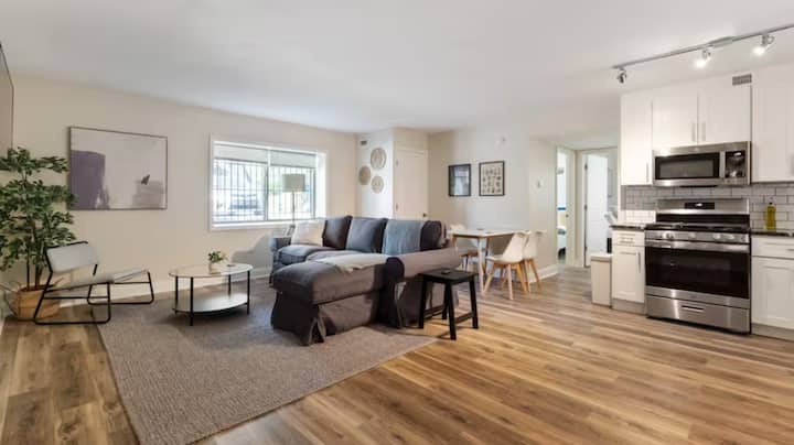 New 2br East Liberty Apt | King + Queen • Parking - Pittsburgh, PA