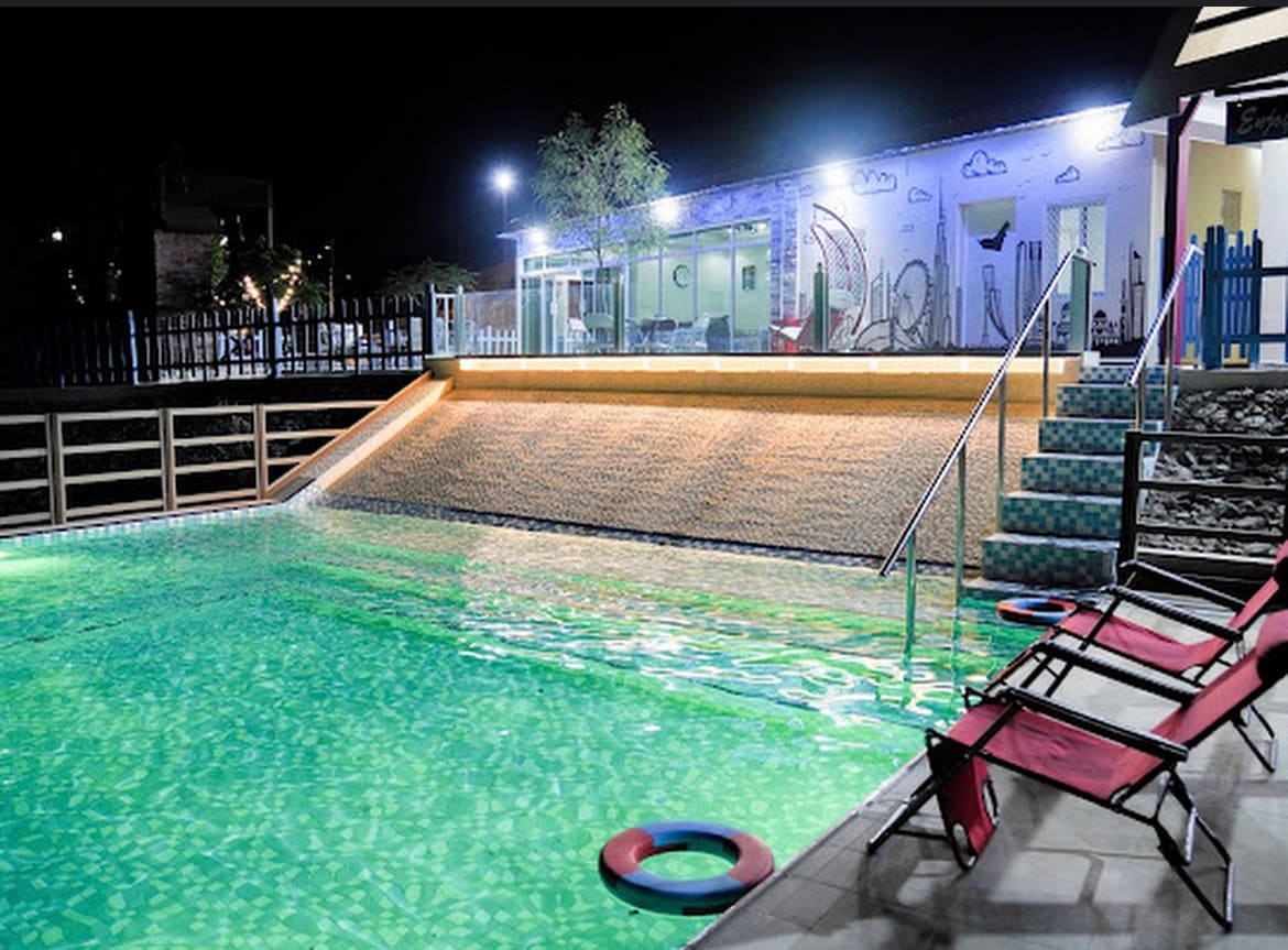 The Red Farmhouse, 5 BR, Pool - Farm stays for Rent in Ḩattā, Dubai ...