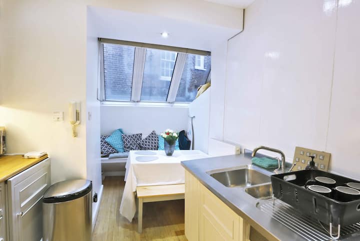 Covent Garden A Tiny Room For Stay Over - London, UK