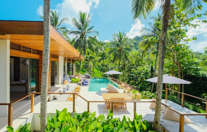 Spacious Four Bedroom Villa With Private Pool - Lombok