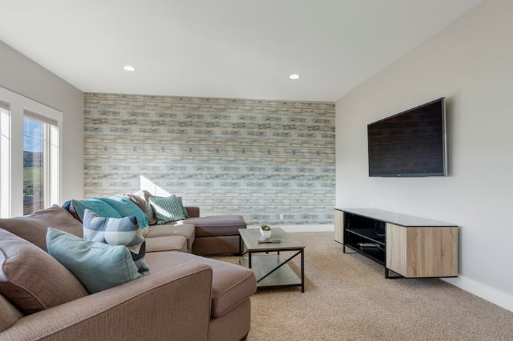 Central 2 Bedroom Suite W/hot Tub Beautiful Views - Vernon, BC, Canada
