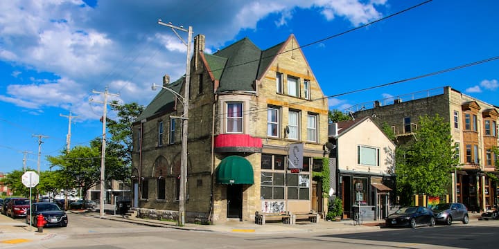 Lrg Apt Above Mke's #1 Punk Bar! - Milwaukee