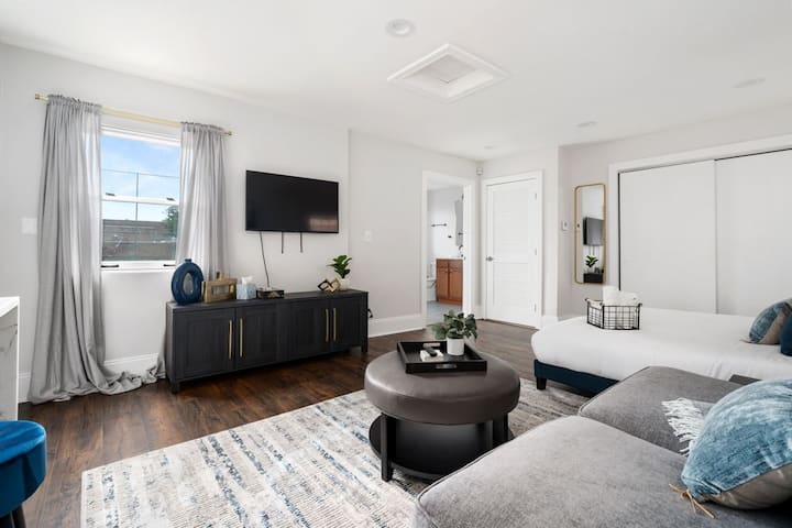 Spacious Studio W/ King Bed | Walk To Osu + Bars - Columbus, OH