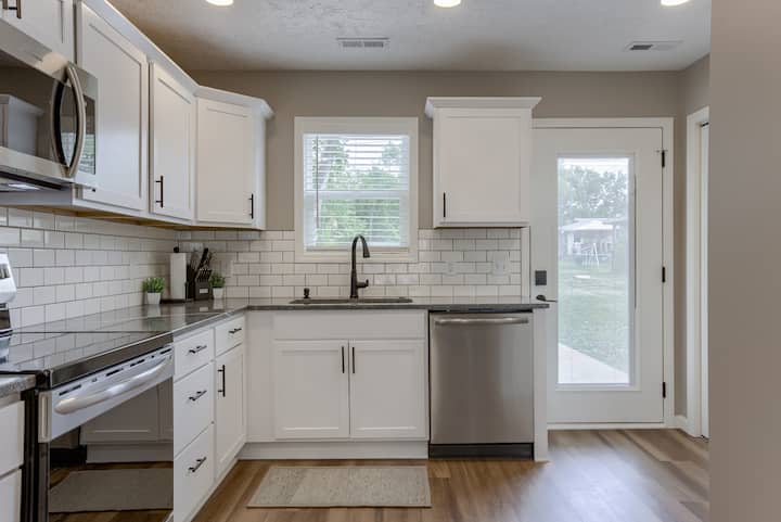 Cozy Home By Zoo, Offutt & Hospitals, Fenced Yard - Glenwood, IA