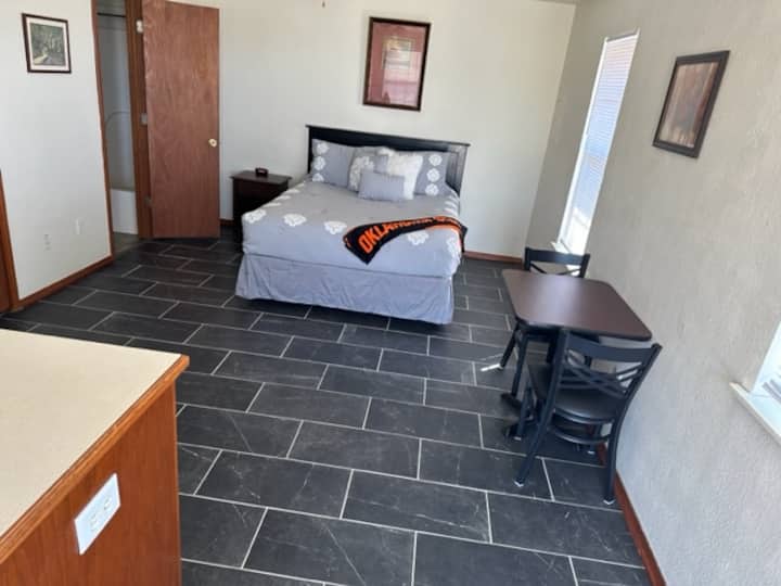 Spacious Studio Apartment A-1 - Stillwater, OK