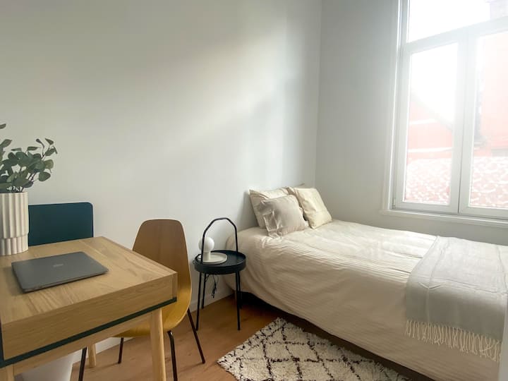 Room With Private Bathroom | Centrally Located - Bruselas, Bélgica