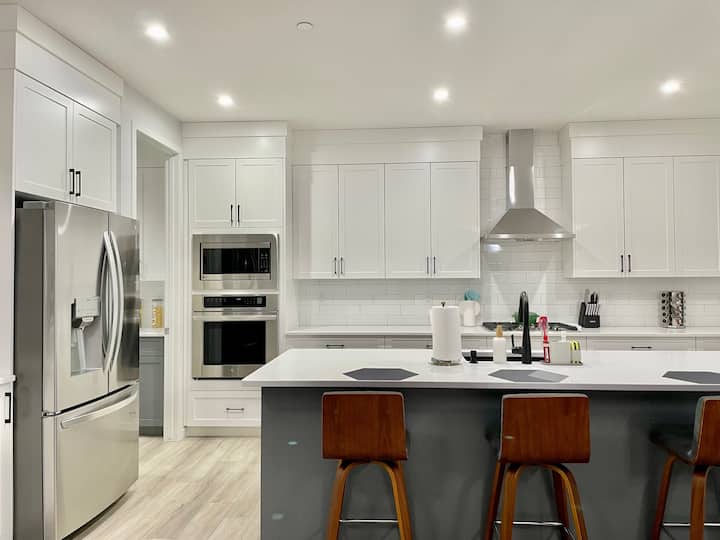 Livingston Gem: 5br Home With Chef's Kitchen - Calgary