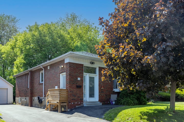 Cheerful 6-bedroom House, 3 Wash/2 Kitch, Parking - Toronto