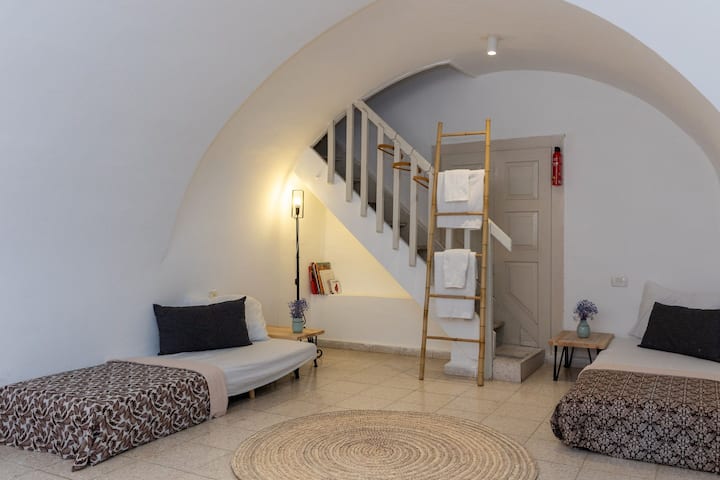 Recently Renovated -Historic, Charming & Cosy 1bdr - エルサレム