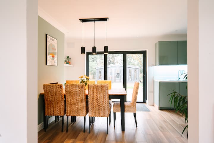 Style & Space - Detached Home, Garden & Cabin - 