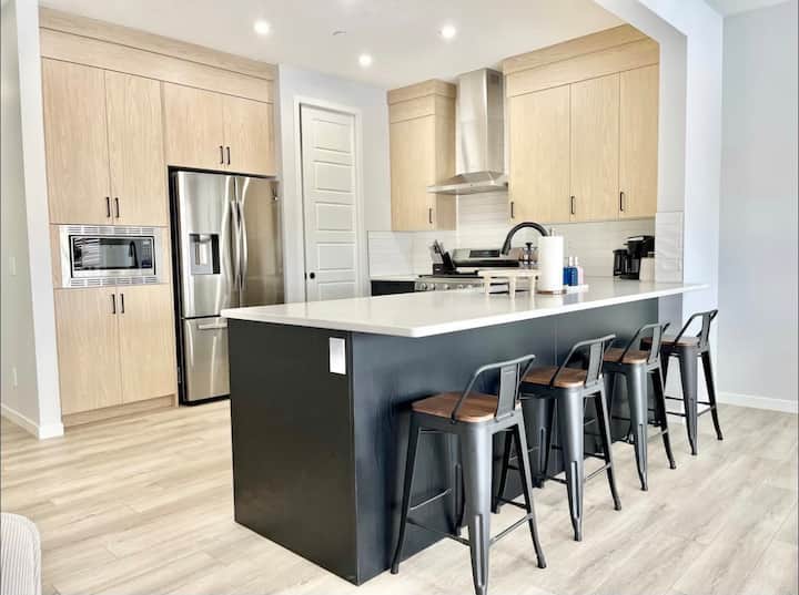 Generous 4br Family Retreat: 2 Levels & Garage - Calgary
