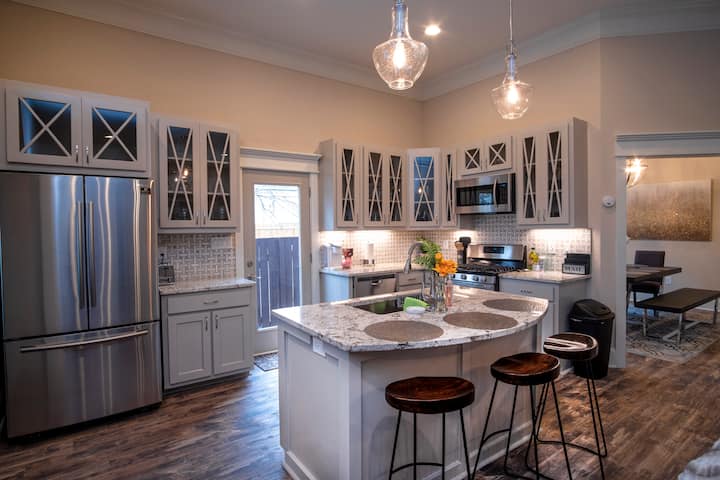 Refined & Modern 5br Downtown Home Near Riverwalk - San Antonio, TX