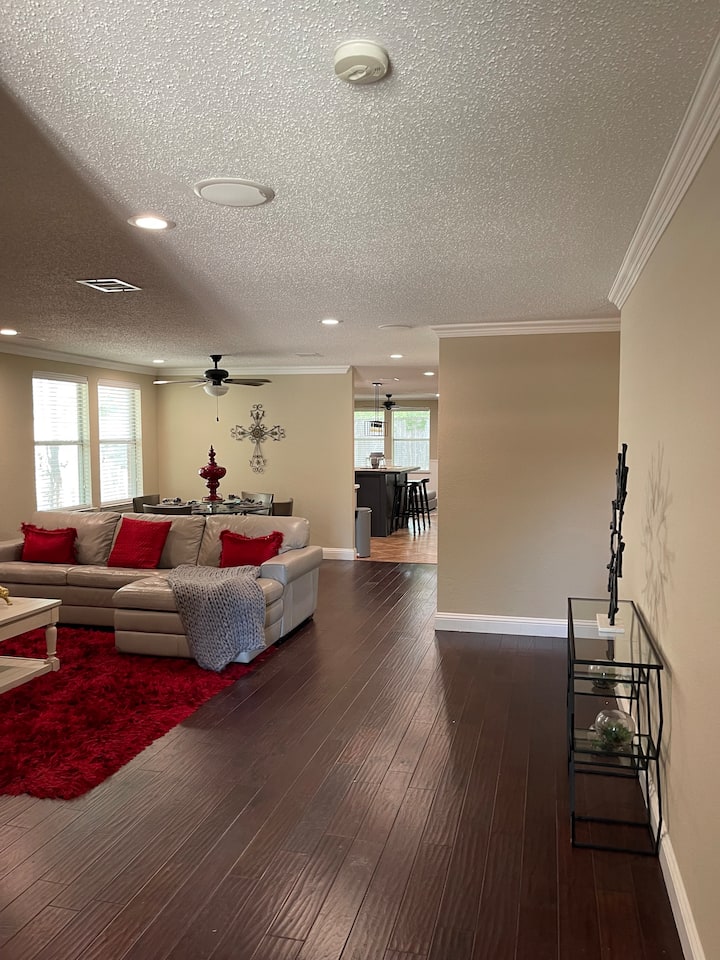 Lux. Living Airbnb - Roanoke, TX