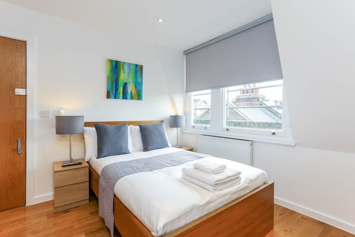 Bright Modern Russell Square Top Floor Studio - London