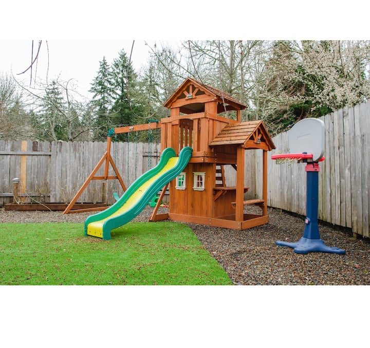 4br-fun-festive-house - Eugene, OR