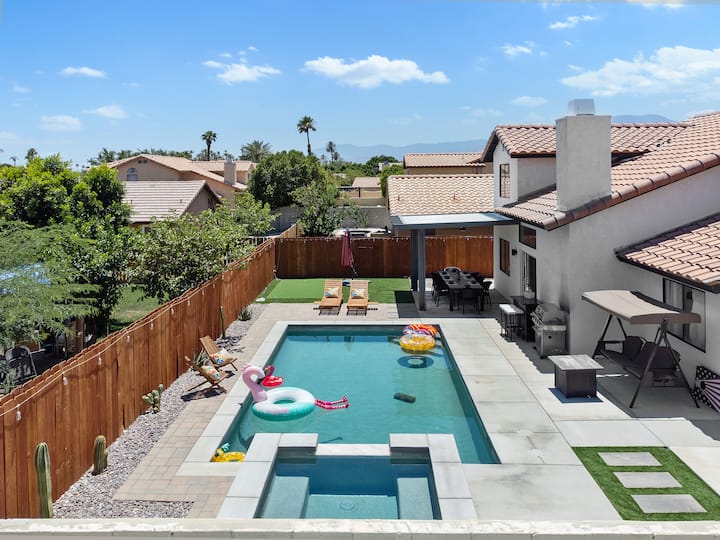 2 Story House! Winter Discount! 5 Bed - Sleeps 12 - Indio