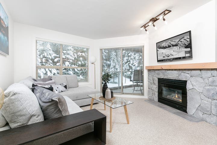 2b Ski In/out W/ Pool+hot Tubs - Whistler