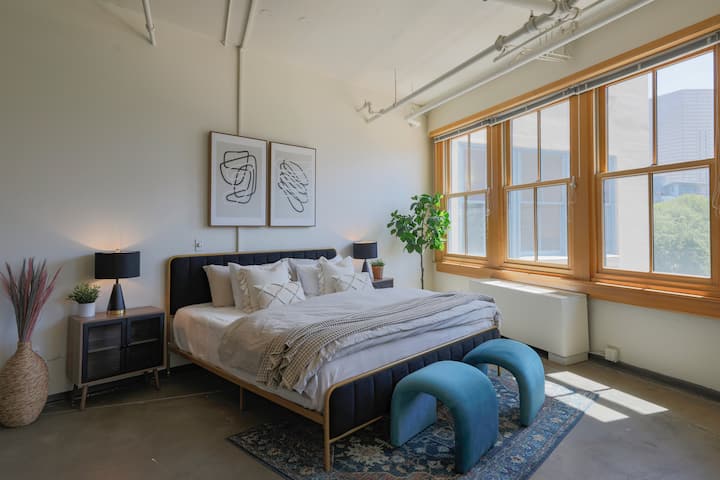 Luxurious King Bed Suite! Free Garage Parking - Portland, OR