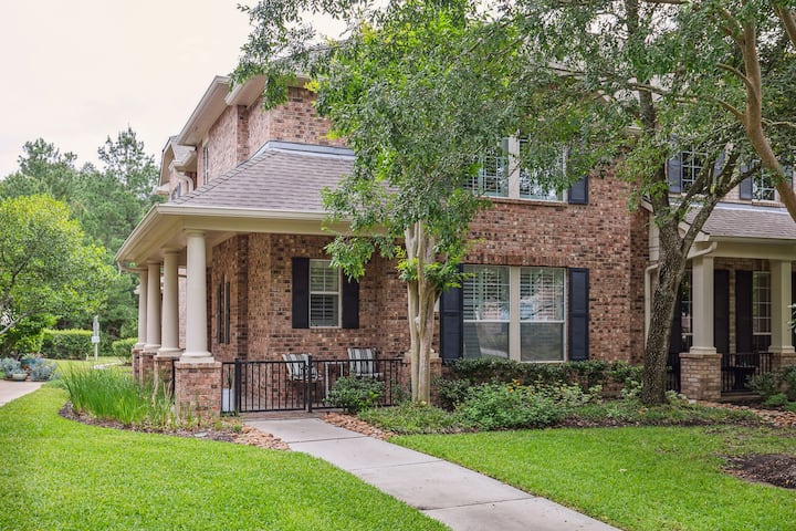 Elegant 4br/2.5ba Haven In The Woodlands - The Woodlands, TX