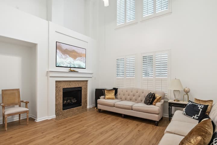 Elegant 4br/2.5ba Haven In The Woodlands - The Woodlands, TX