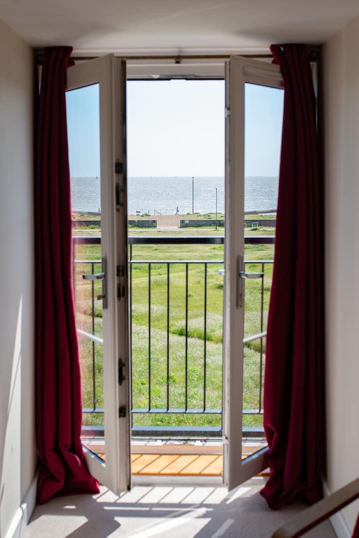 Sea Facing 3 Bedroom Luxurious Townhouse & Garden - Harwich