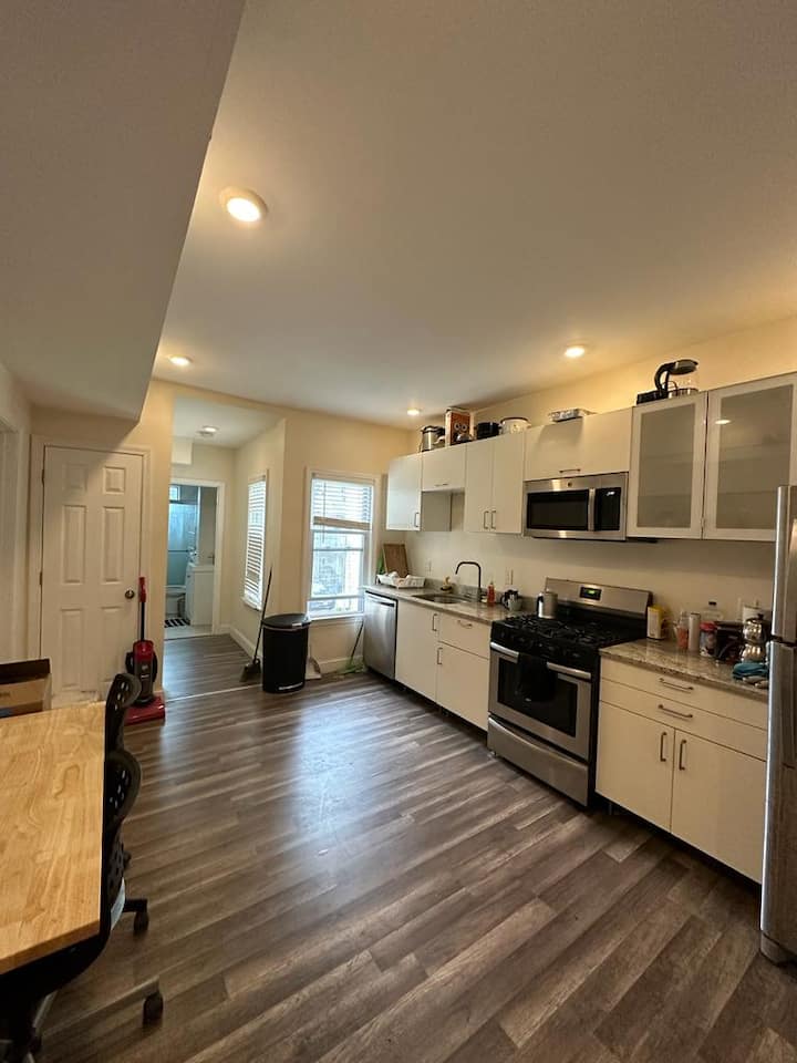 Private Bedroom Next To Sullivan Sq T Station C3 - Boston, MA