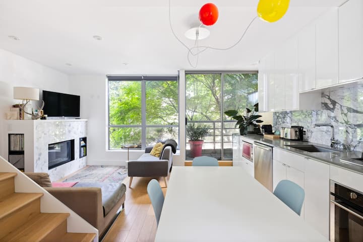 Pvt. Rooftop Patio/pool/sauna/hot Tub/gym/sleep 5! - Vancouver