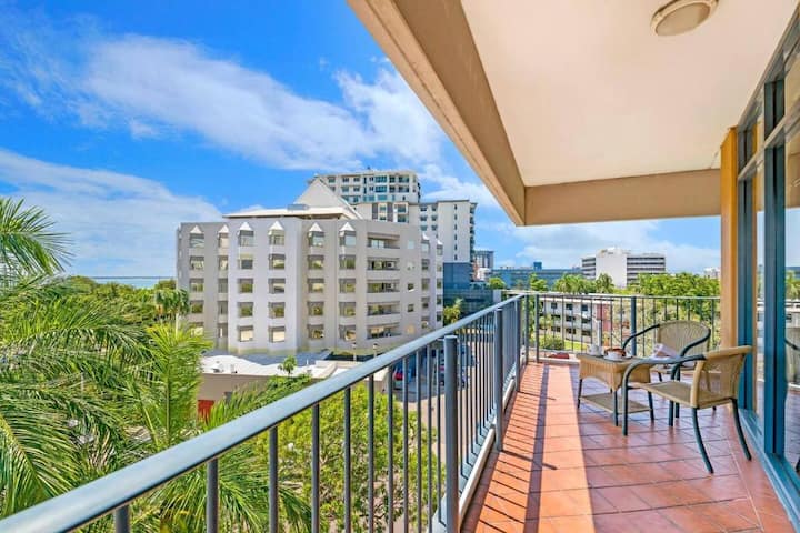 Sweeping Harbourfront Views Atop Tropical Resort - ダーウィン